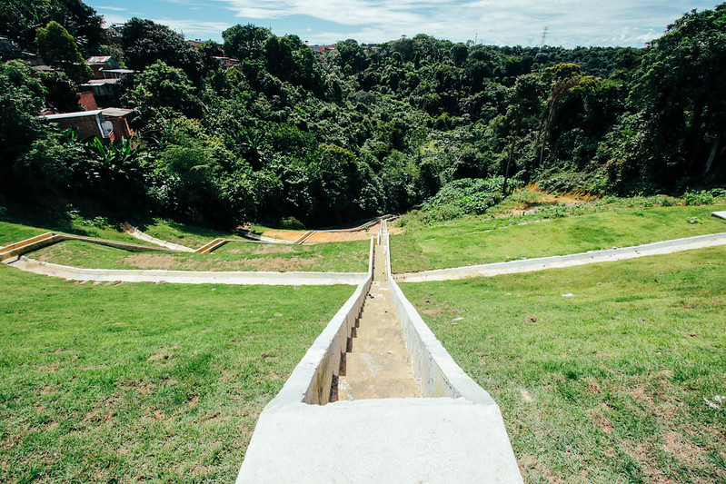 Seminf realiza obras de drenagem e contenção de talude em áreas ...