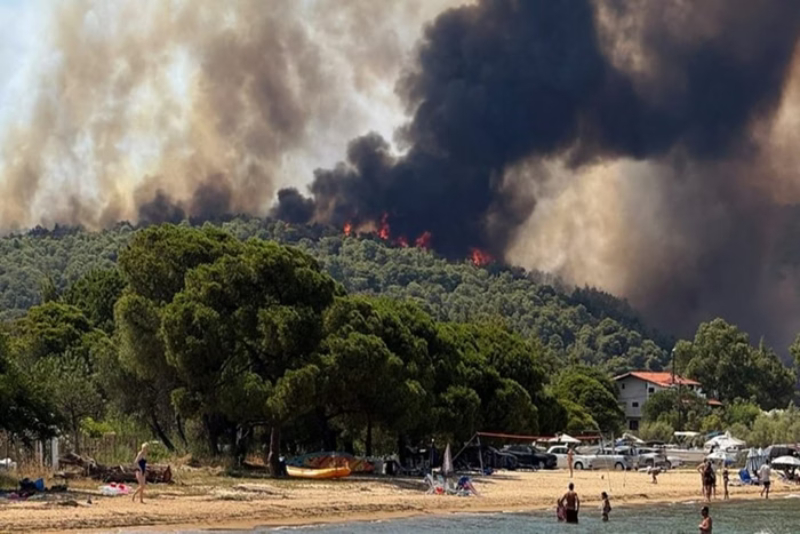 Incêndio florestal força retirada de 5 mil pessoas na ilha de Creta, na ...